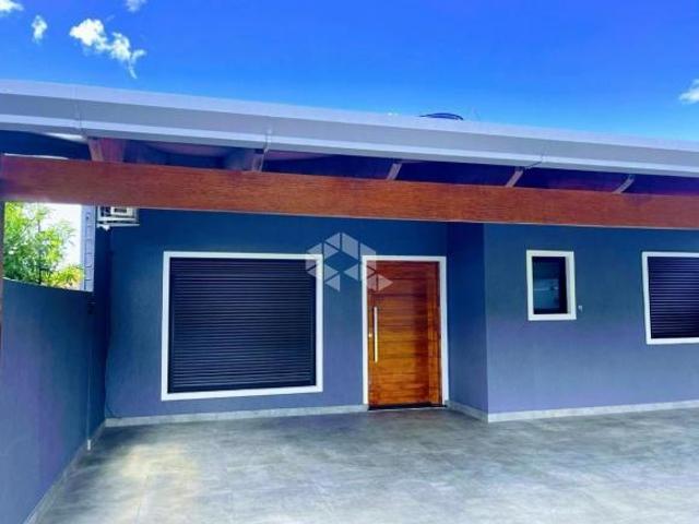 Casa 2 dormitórios, pátio amplo e 2 vagas cobertas em cachoeirinha /RS