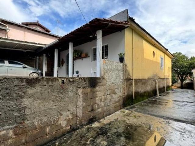 Casa 2 dormitórios para Venda em Betim, Imbiruçu, 2 dormitórios, 2 banheiros, 4 vagas