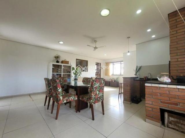 Casa 2 dormitórios, quase um sitio dentro da cidade !