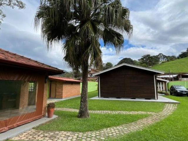 Casa 2 dorms terreno de 2000 m2 com nascente e lago, a 2 km do centro