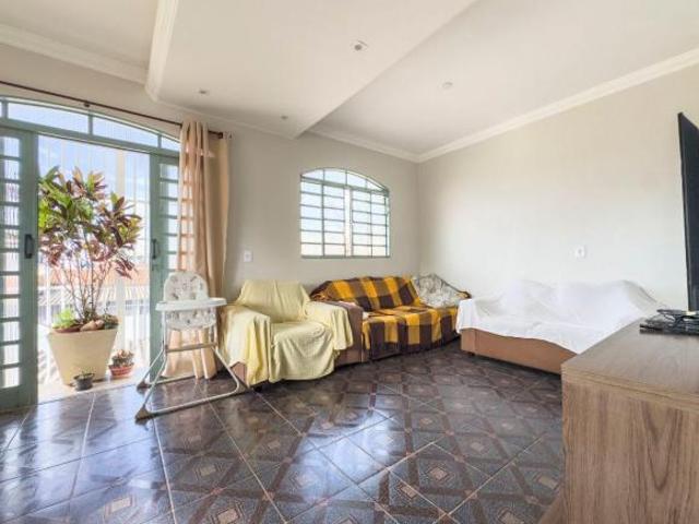CASA 2 PAVIMENTOS + KITNET E SALA COMERCIAL SEPARADAS