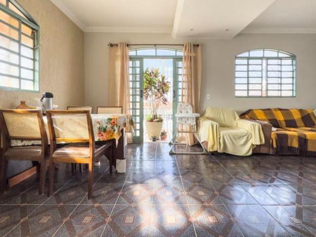 CASA 2 PAVIMENTOS + KITNET E SALA COMERCIAL SEPARADAS