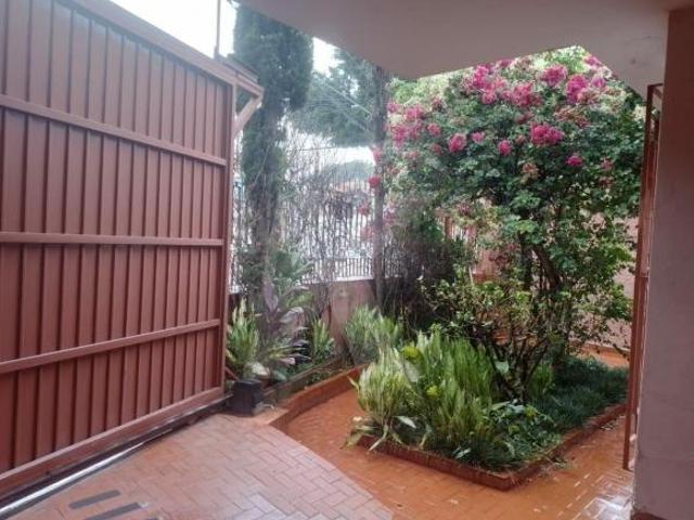 Casa 2 quartos, 4 banheiros,2 vagas de garagem, Vila Mazzei. Aceita pet