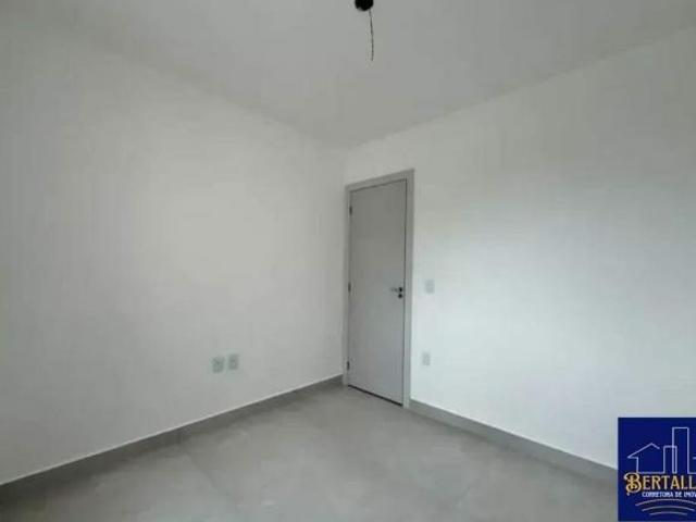 Casa 2 quartos, 59m², 2 vagas, com quintal gramado e ótimo acabamento, no Jardim Leblon