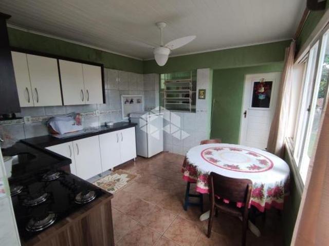 Casa 2 quartos, 1 banheiro em local alto, estrutura para mais outro andar