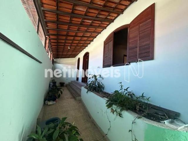Casa 2 quartos 3 vagas com quintal e árvores frutíferas