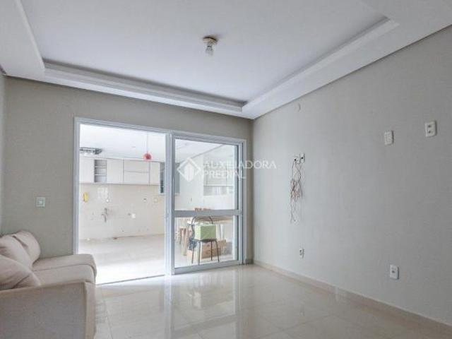 Sobrado com 120m², suíte com closet e garagem para 2 carros em Canoas