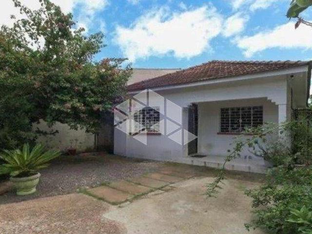 Casa 2d com amplo pátio e piscina na zona norte de Porto Alegre / RS
