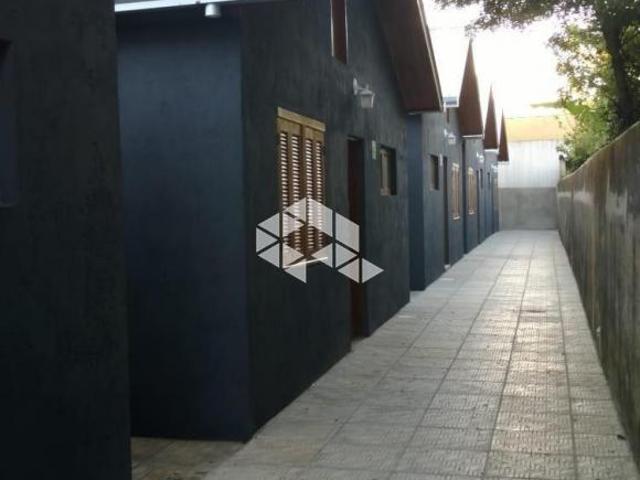 Casa 2D, sala de estar, banheiro, cozinha, área externa e estacionamento pronta para morar
