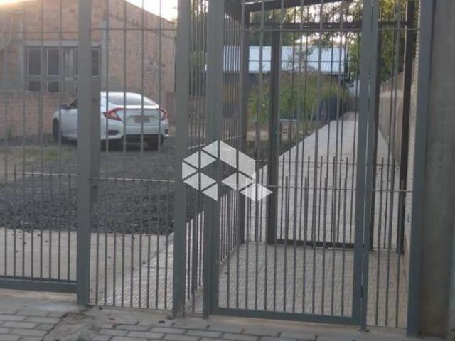 Casa 2D, sala de estar, banheiro, cozinha, área externa e estacionamento pronta para morar