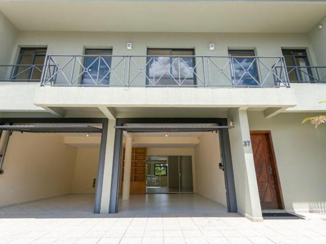Casa 3 andares, 3 qts suíte com sacadas, 2 salas, lareira, churrasqueira, quintal, 4 vgs!
