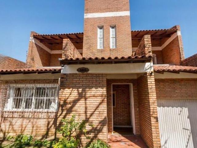 Casa 3 dormitorio com 230m2 pátio com piscina no bairro Itu Sabará