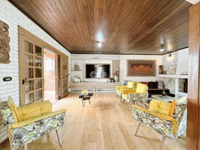Casa 3 dormitórios, 3 suítes, pátio com piscina, no bairro Marechal Rondon, próxima ao parkshopping