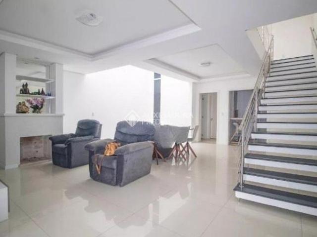 Casa 3 dormitórios 110m2 privativos 2 vagas de garagem no bairro Hípica