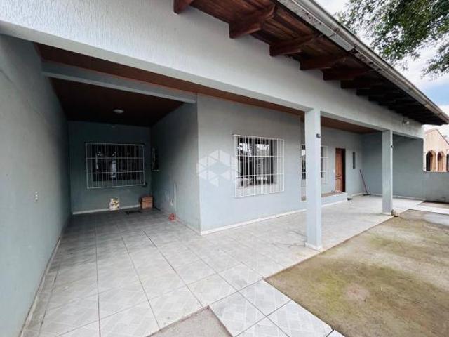 Casa 3 dormitórios, 1 com suíte, pátio nos fundos com churrasqueira Harmonia