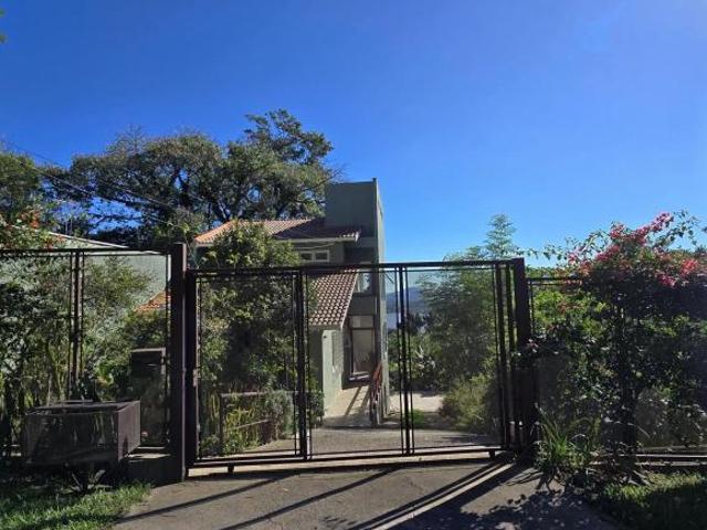 Casa 3 dormitórios, 1 suíte, 4 vagas 210 m² privativos no Belém Novo