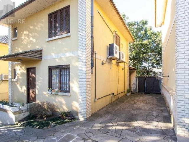 Casa 3 dormitórios, 1 suíte, 2 vagas Bairro Camaquã