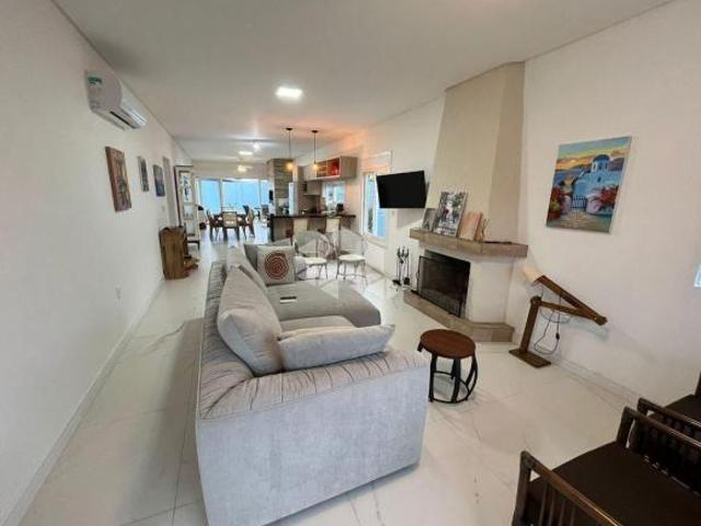 Casa 3 dormitórios, 1 suíte, com piscina no Centro de Xangri lá