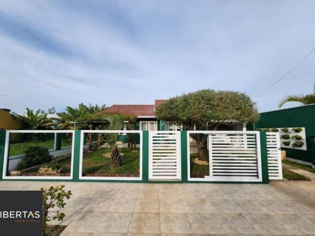 Casa 3 dormitórios, 1 suite, lareira, 2 vagas de garagem, piscina, bairro Mariáp