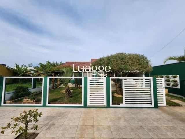 Casa 3 dormitórios, 1 suite, lareira, 2 vagas de garagem, piscina, bairro Mariáp