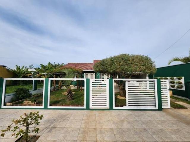 Casa 3 dormitórios, 1 suite, lareira, 2 vagas de garagem, piscina, bairro Mariáp