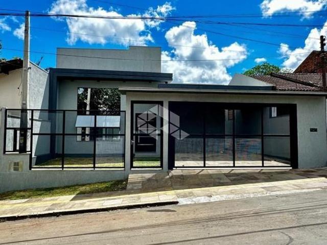 Casa 3 dormitórios 1 suíte máster, 2 banheiros, churrasqueira, piscina e vaga para 2 carros na Vila