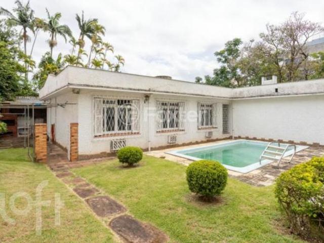 Casa, 3 dormitórios, 200 m², em Petrópolis