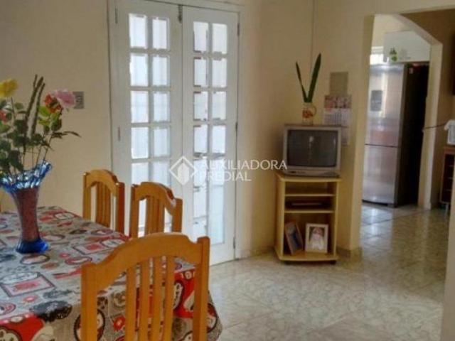 Casa 3 dormitórios 220m2 privativos 2 vagas de garagem no bairro Cavalhada