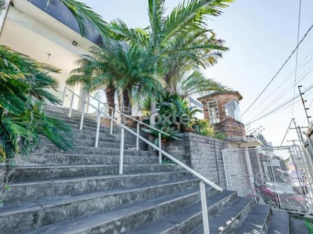 Casa, 3 dormitórios, 240 m², em Cavalhada