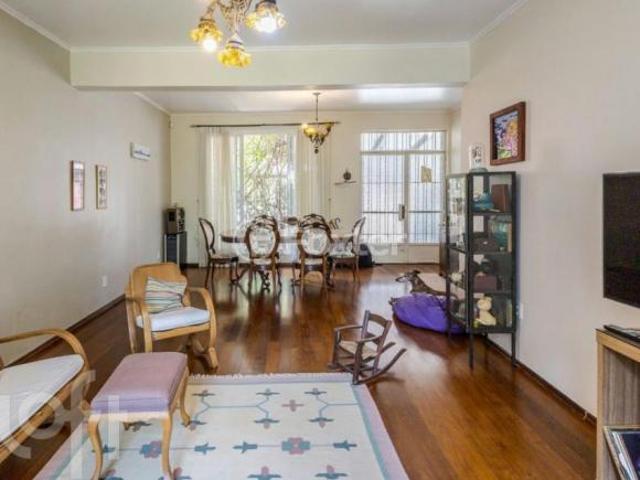 Casa, 3 dormitórios, 241 m², em Petrópolis