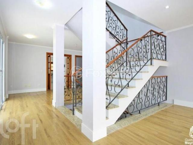 Casa, 3 dormitórios, 294.81 m², em Menino Deus