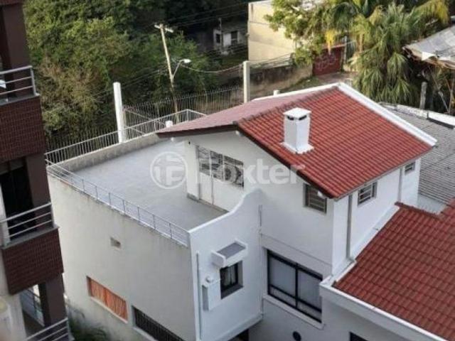 Casa, 3 dormitórios, 299 m², em Menino Deus