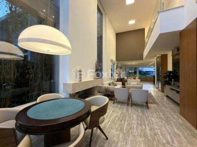 Casa, 3 dormitórios, 393 m², em Centro