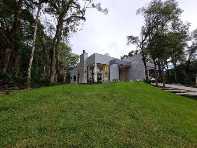 Casa 3 dormitórios, 420m ² privativos, no Condomínio Fechado Golf Club em Gramado