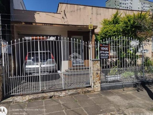 Casa 3 dormitórios, 4 vagas cobertas no bairro Glória, Porto Alegre