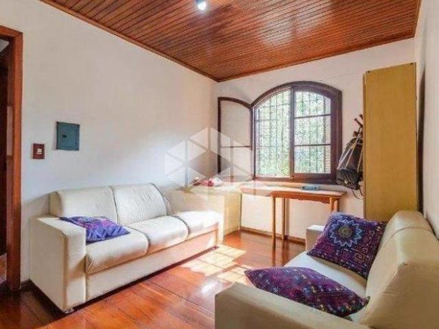 Casa 3 dormitórios, 4 banheiros, 2 vagas de garagem cobertas no bairro Nonoai
