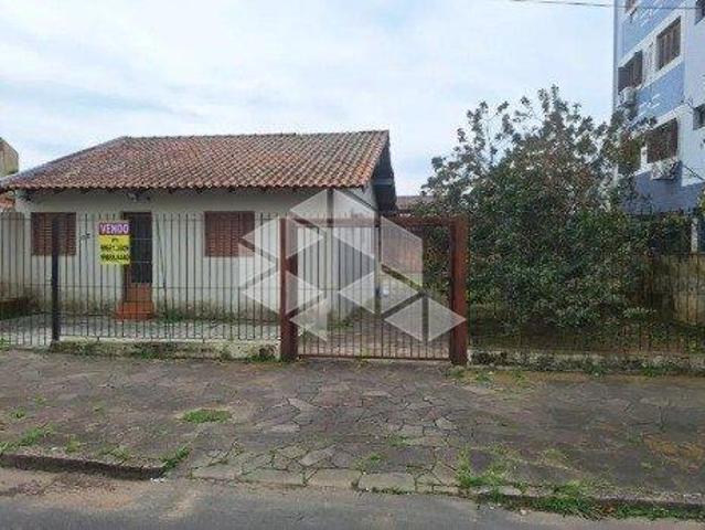 Casa 3 dormitórios com amplo pátio no Intercap em Porto Alegre