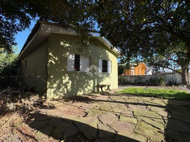Casa 3 dormitórios com pátio no Bairro Urlândia