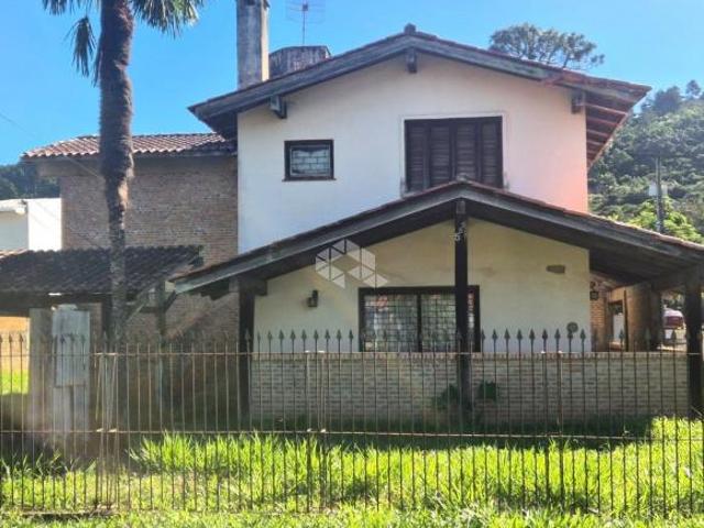 Casa 3 dormitorios com Pátio e Piscina