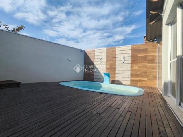 Casa 3 dormitórios com piscina