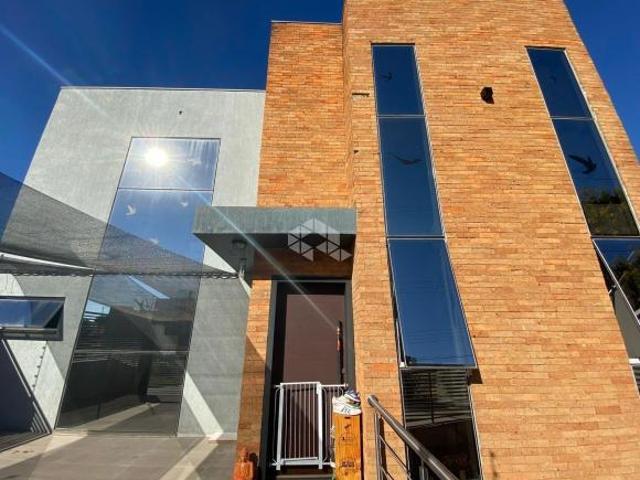 Casa 3 Dormitórios com piscina no Residencial Verdes Campos em Porto Alegre
