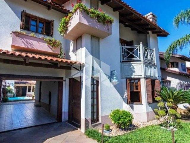 Casa 3 dormitórios com suite master com closet. Amplo pátio com piscina edícula e vaga para 4 carros