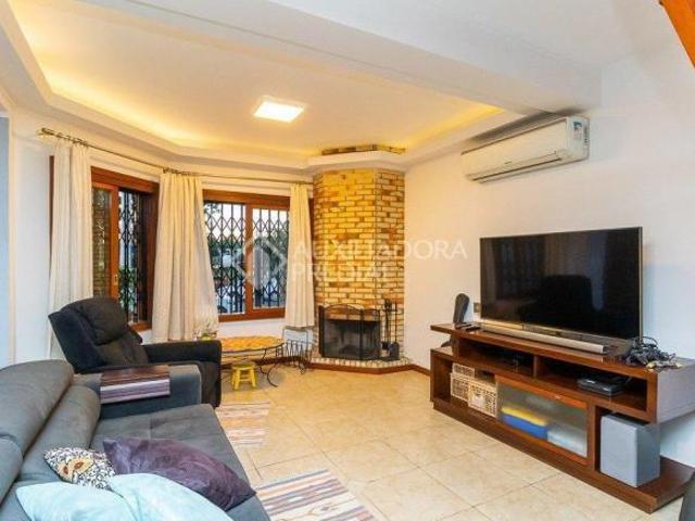 Casa 3 dormitórios com suíte e Piscina