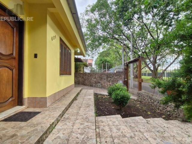 Casa 3 Dormitórios com Suíte | Garagem 6 Carros | Pátio Amplo e Área Gourmet par