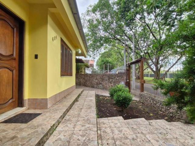 Casa 3 Dormitórios com Suíte | Garagem 6 Carros | Pátio Amplo e Área Gourmet para Alugar