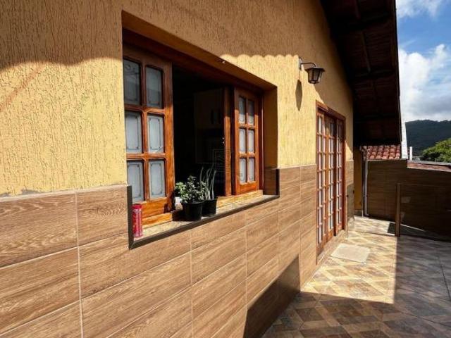 Casa 3 dormitórios com 2 aptos com entrada privativa