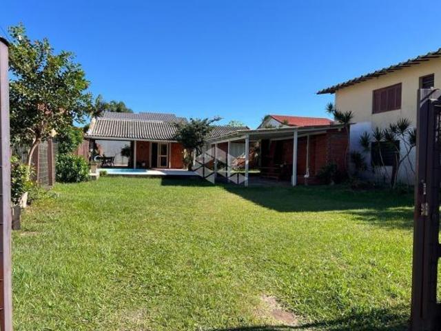Casa 3 dormitórios, amplo pátio com 504m² com piscina no centro de Capão da Canoa