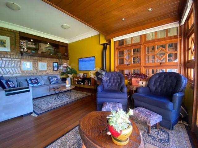 Casa 3 dormitórios, geminada,2 vagas, no Planalto, Gramado