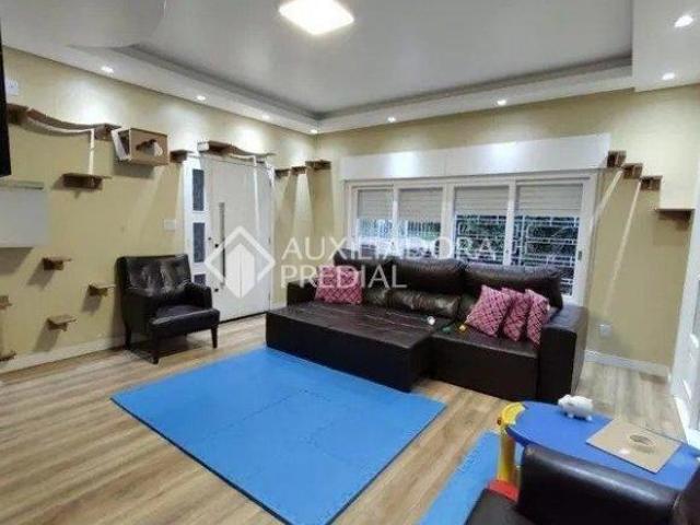 CASA 3 DORMITÓRIOS, ESPAÇOSA E AREJADA, ESPAÇO P/5 CARROS E PÁTIO GRANDE