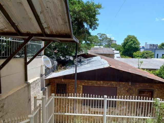 Casa 3 dormitórios no Bairro Cristo Redentor, Porto Alegre!